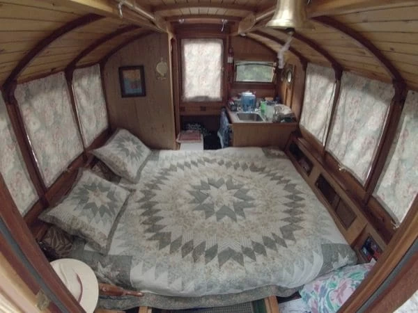 DIY Houseboat Shows How Simplicity Is The Ultimate Sophistication